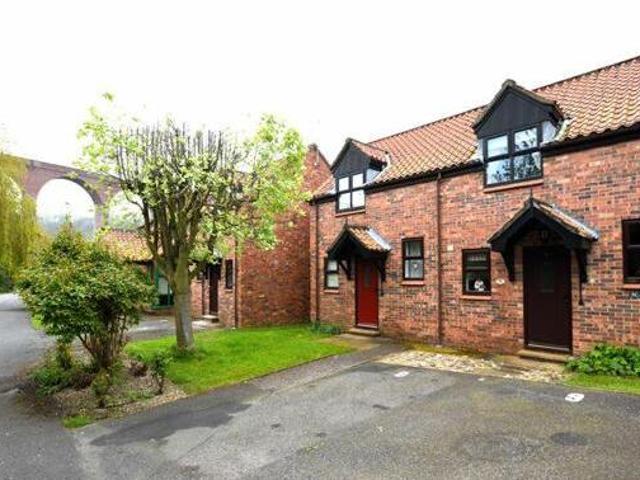 2 Bedroom Terraced House For Sale In Capt. Cook´s