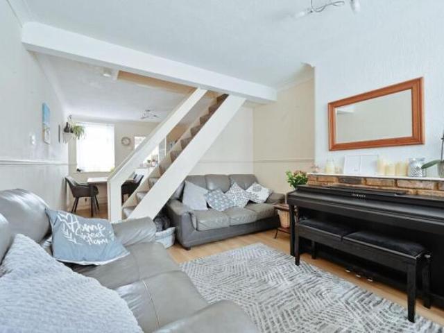 2 bedroom terraced house for sale in Chester Road, Watford, WD18