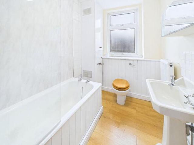 2 bedroom terraced house for sale in Clarendon Park Road, LE2