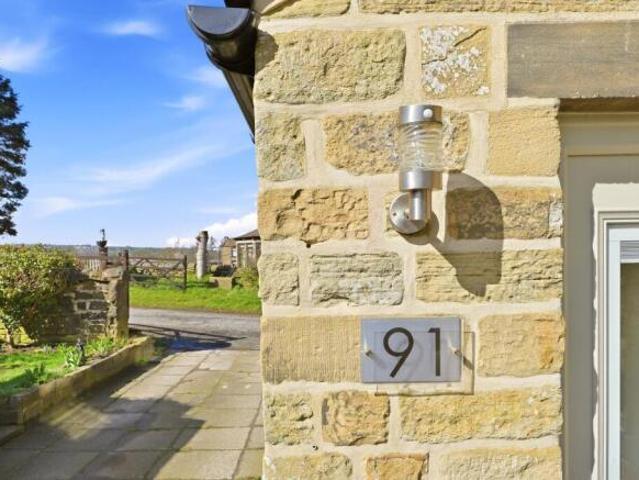 2 bedroom terraced house for sale in Crosland Hill Road, Huddersfield, HD4