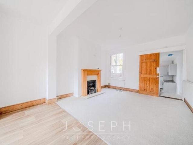 2 bedroom terraced house for sale in Alan Road, Ipswich, IP3
