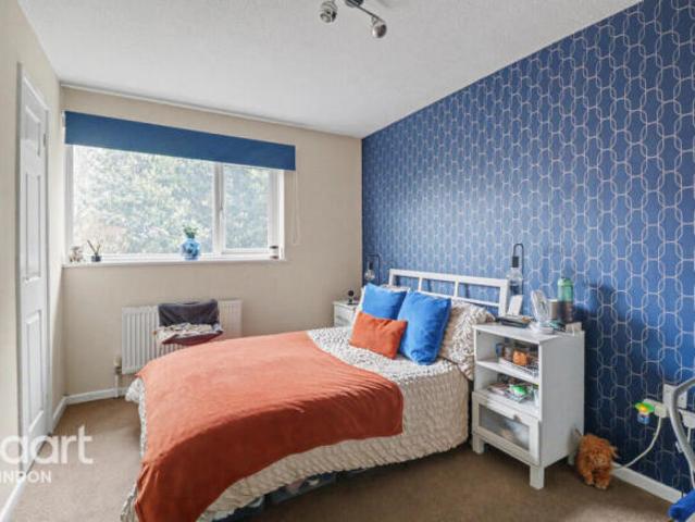2 bedroom terraced house for sale in Bayleaf Avenue, Swindon, SN2