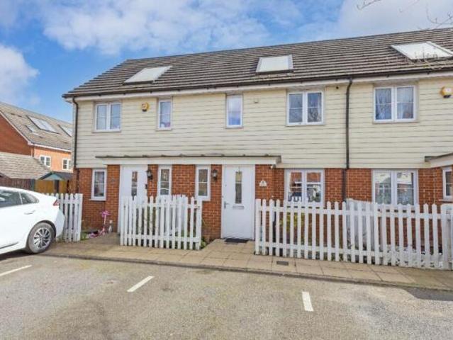 2 bedroom terraced house for sale in Bellefield, Slough, Berkshire, SL1