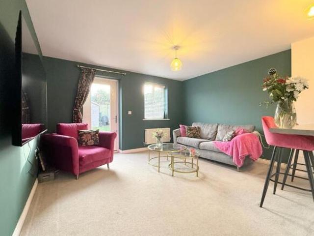 2 bedroom terraced house for sale in Dray Gardens, Luton, LU3