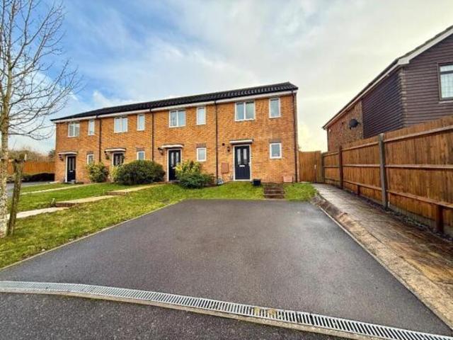 2 bedroom terraced house for sale in Dray Gardens, Luton, LU3