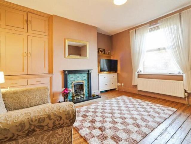 2 bedroom terraced house for sale in East View, Yeadon, Leeds, LS19