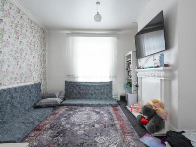 2 bedroom terraced house for sale in Estcourt Street, Hull, HU9