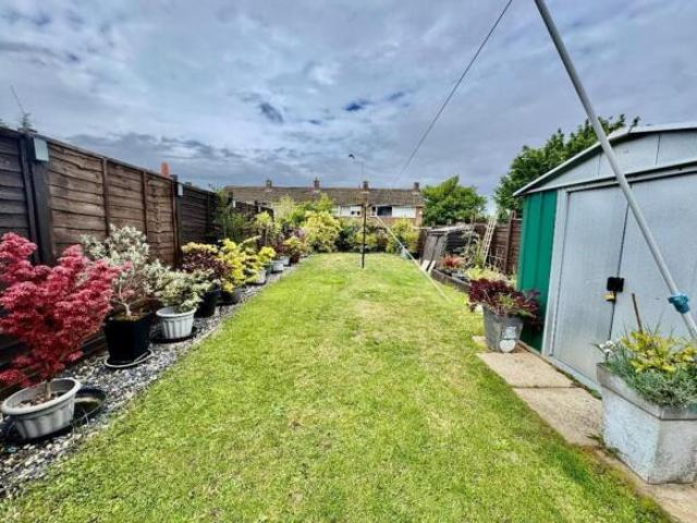 2 bedroom terraced house for sale in Hollybush Road, Luton, LU2