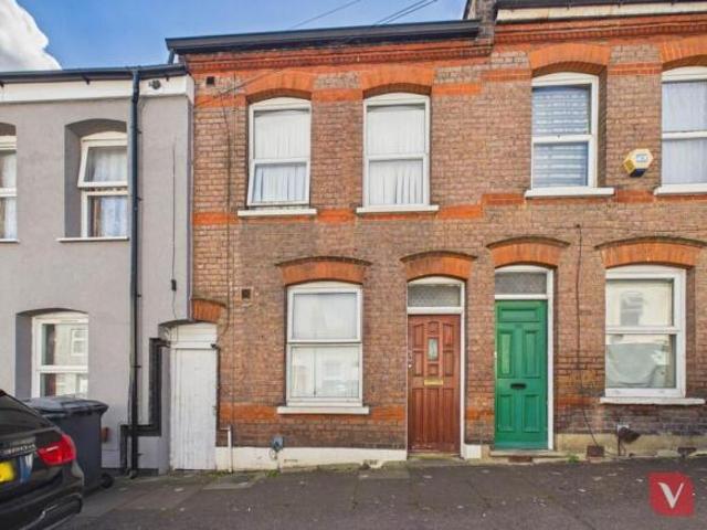 2 bedroom terraced house for sale in Hampton Road, Luton, LU4