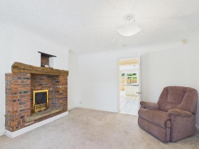 2 bedroom terraced house for sale in Heath Road, Upton, CH2