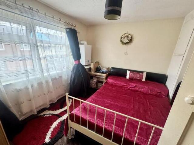 2 bedroom terraced house for sale in Hunt Lane, DN5