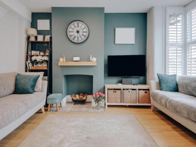 2 bedroom terraced house for sale in Oxhey Avenue, Watford, WD19