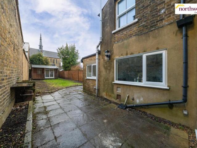 2 bedroom terraced house for sale in Loates Lane, Watford, WD17