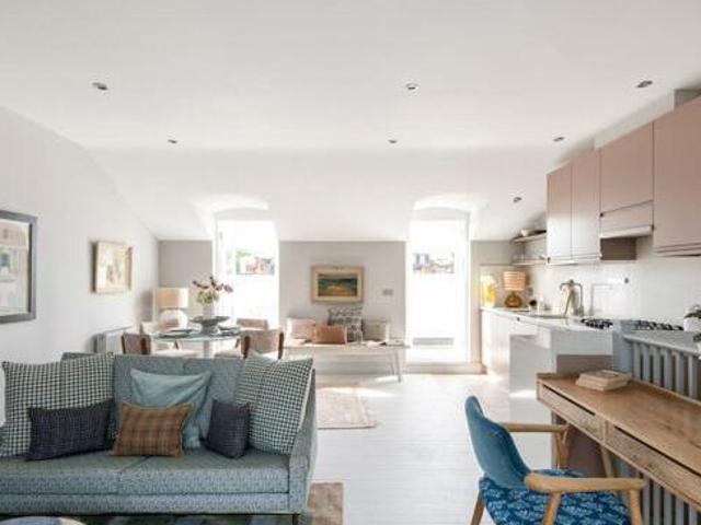 2 Bedroom Terraced House For Sale In London