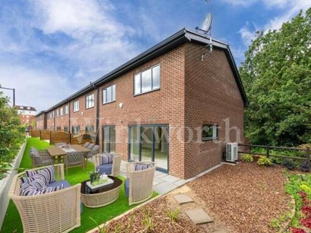 2 Bedroom Terraced House For Sale In London