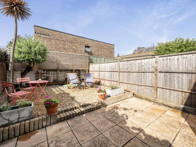 2 bedroom terraced house for sale in Lynton Road, London, SE1