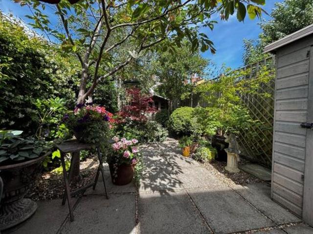 2 bedroom terraced house for sale in Mooreland Road, Bromley, BR1