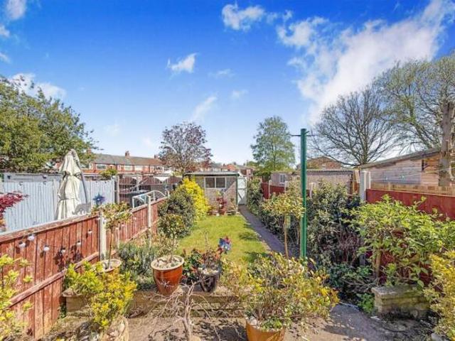 2 bedroom terraced house for sale in Manor Road, Hull, HU5