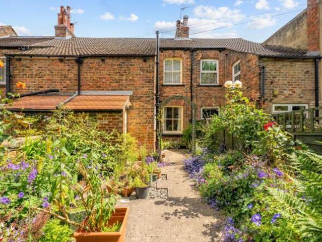 2 bedroom terraced house for sale in Newnham Terrace, Harrogate, HG2