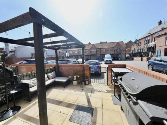 2 bedroom terraced house for sale in Scotts Square, Hull, HU1