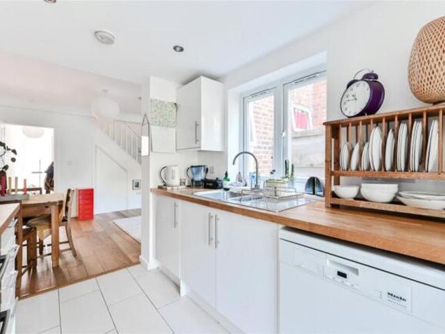2 bedroom terraced house for sale in Queens Road, London, N11