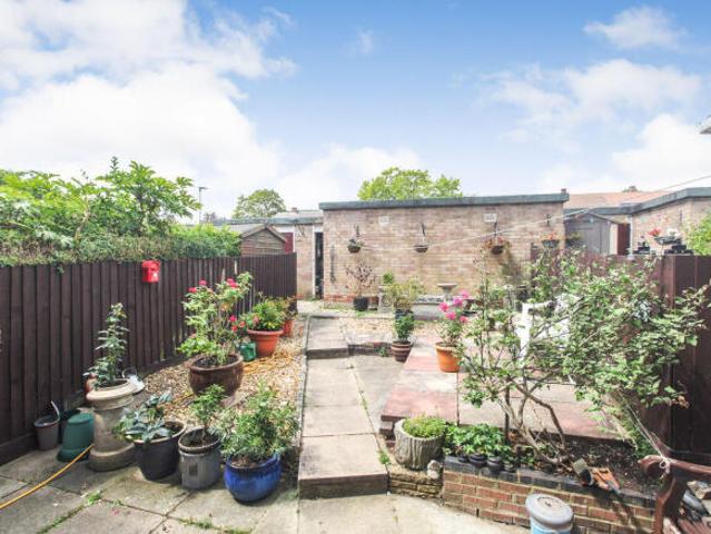 2 bedroom terraced house for sale in Waveney Avenue, Bedford, MK41