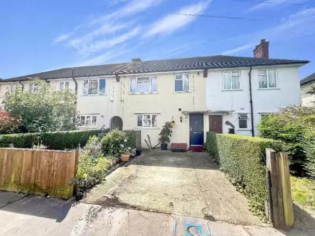 2 bedroom terraced house for sale in Thorneloe Gardens, Croydo.