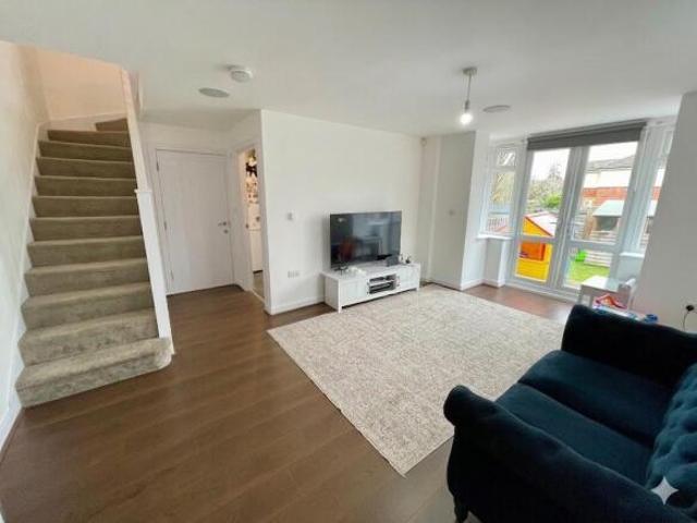 2 bedroom terraced house for sale in Trinity Close, Luton, Bedfordshire, LU3 1TB, LU3