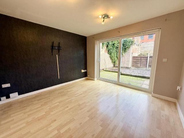 2 bedroom Terraced House To Let