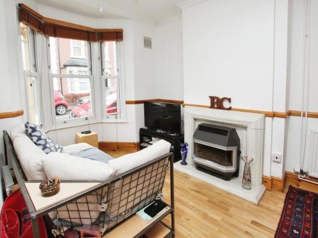 2 bedroom end of terrace house to rent