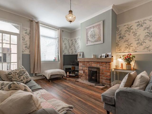 2 bedroom terraced house to rent