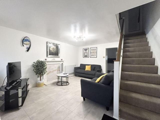 2 bedroom terraced house to rent