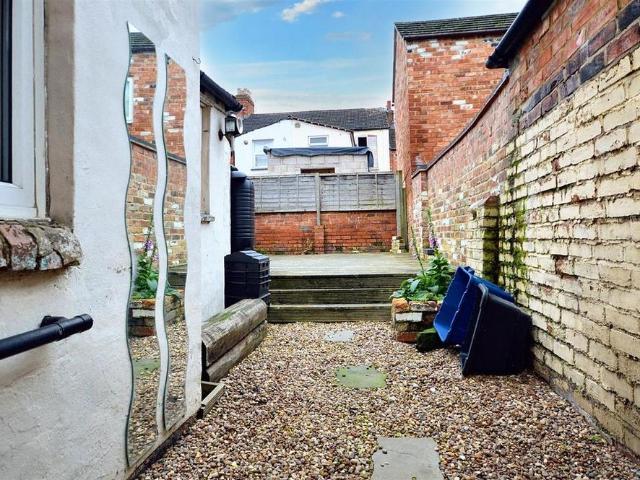 2 bedroom terraced house to rent