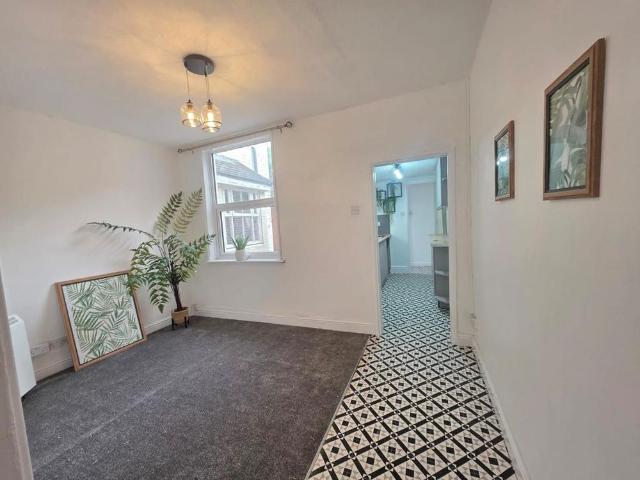 2 bedroom terraced house to rent