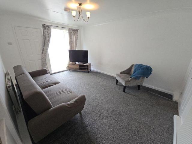 2 bedroom ground floor flat to rent