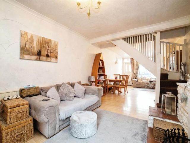 2 bedroom terraced house to rent