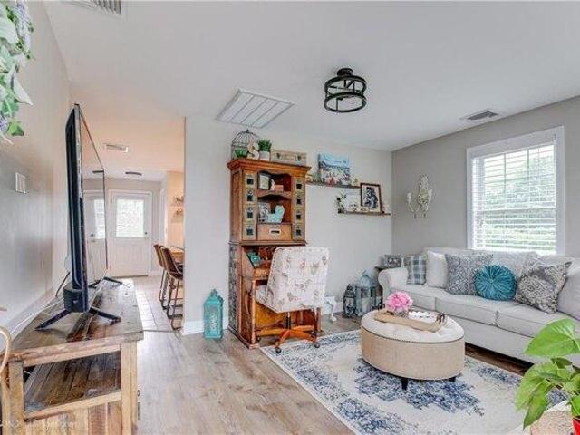 2 bedroom, Tiverton RI 02878 102061081