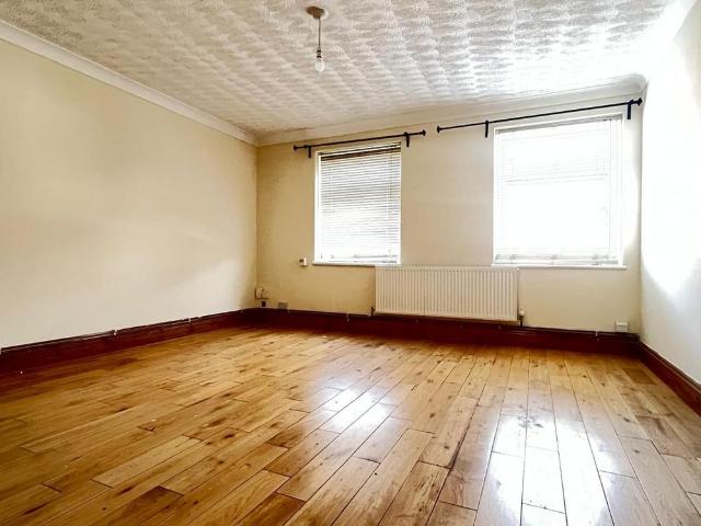 2 bedroom triplex to rent