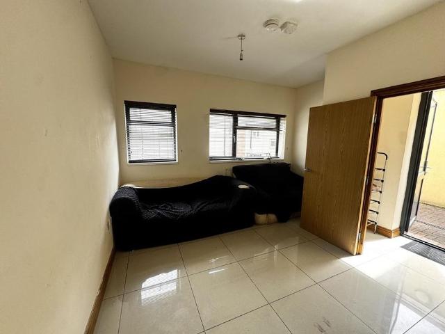 2 bedroom triplex to rent