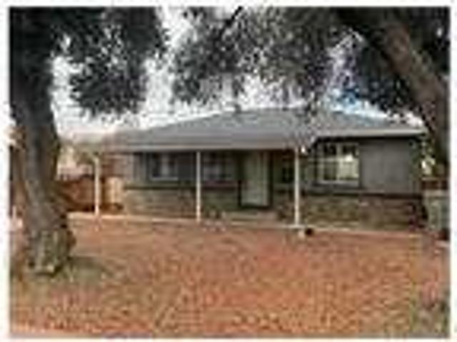 2 Bedrooms/1 Bathroom, with front yard!