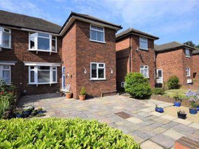 2 Bedrooms Maisonette for rent in Chase Gardens, Chingford, London E4