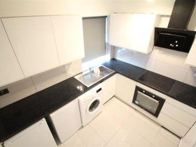 2 Bedrooms Maisonette for rent in Cuckoo Hall Lane, London, Edmonton N9