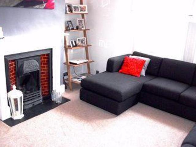 2 Bedrooms Maisonette for rent in Boundaries Road, London SW12