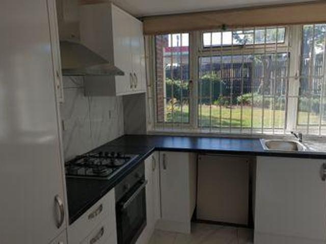 2 Bedrooms Maisonette for rent in Blackrod Close, Hayes, London UB3
