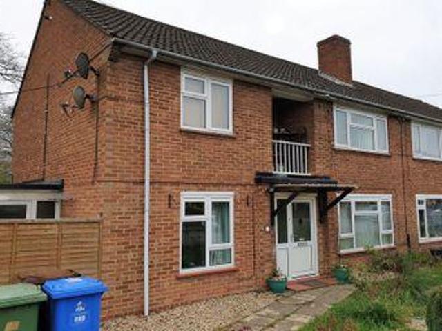2 Bedrooms Maisonette for rent in Goughs Meadow, Sandhurst GU47