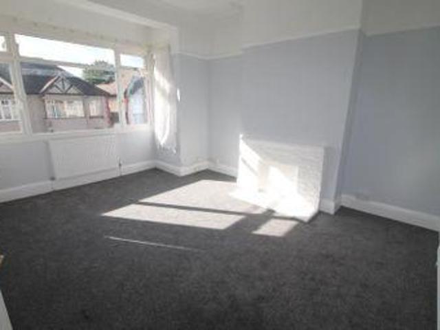 2 Bedrooms Maisonette for rent in Dunton Road, Romford RM1