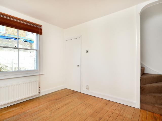 2 Bedrooms Maisonette for Rent in Leythe Road | Foxtons