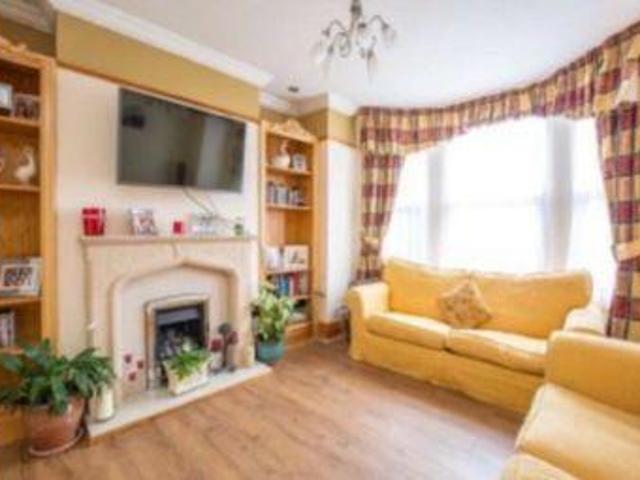 2 Bedrooms Maisonette for rent in Manor Park Road, London N2