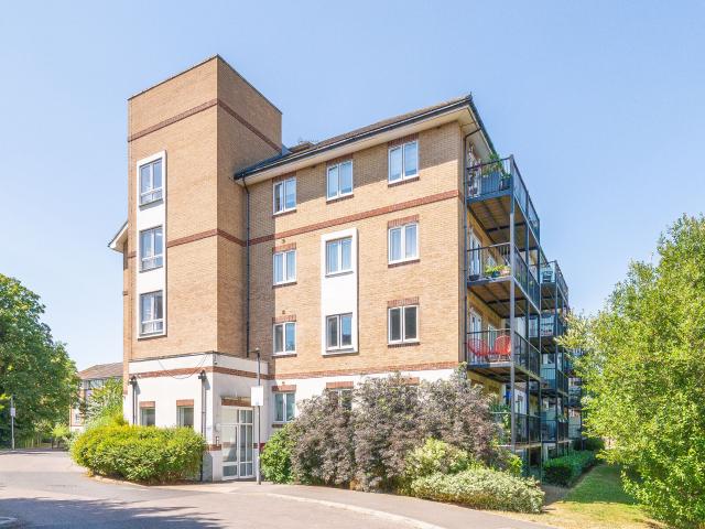 2 Bedrooms Maisonette for Rent in Radcliffe House, Worcester Close | Foxtons