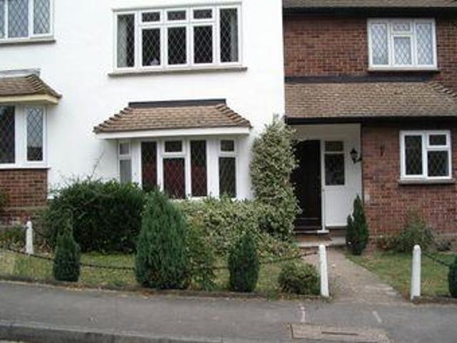 2 Bedrooms Maisonette for rent in Warren Court, Chigwell IG7